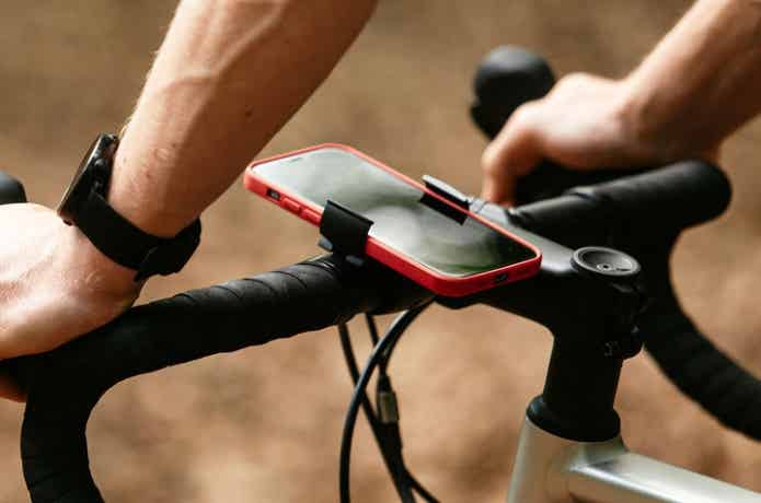 今までにないスタイリッシュさが魅力の自転車用スマートフォンホルダー「LOOP MOUNT Twist（ループマウントツイスト）」 | CYCLE HACK（サイクルハック）
