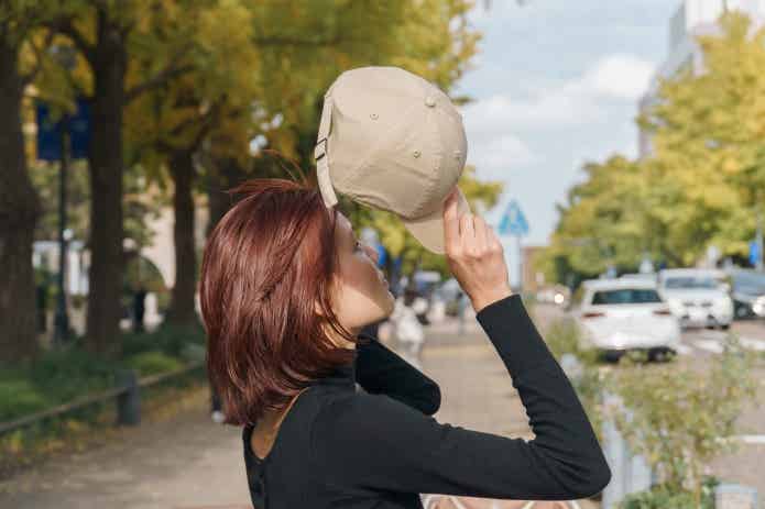 【女性らしくあれる、女性のためのヘルメット】MagRideからあご紐の無いセーフティキャップが新登場！ | CYCLE HACK（サイクルハック）